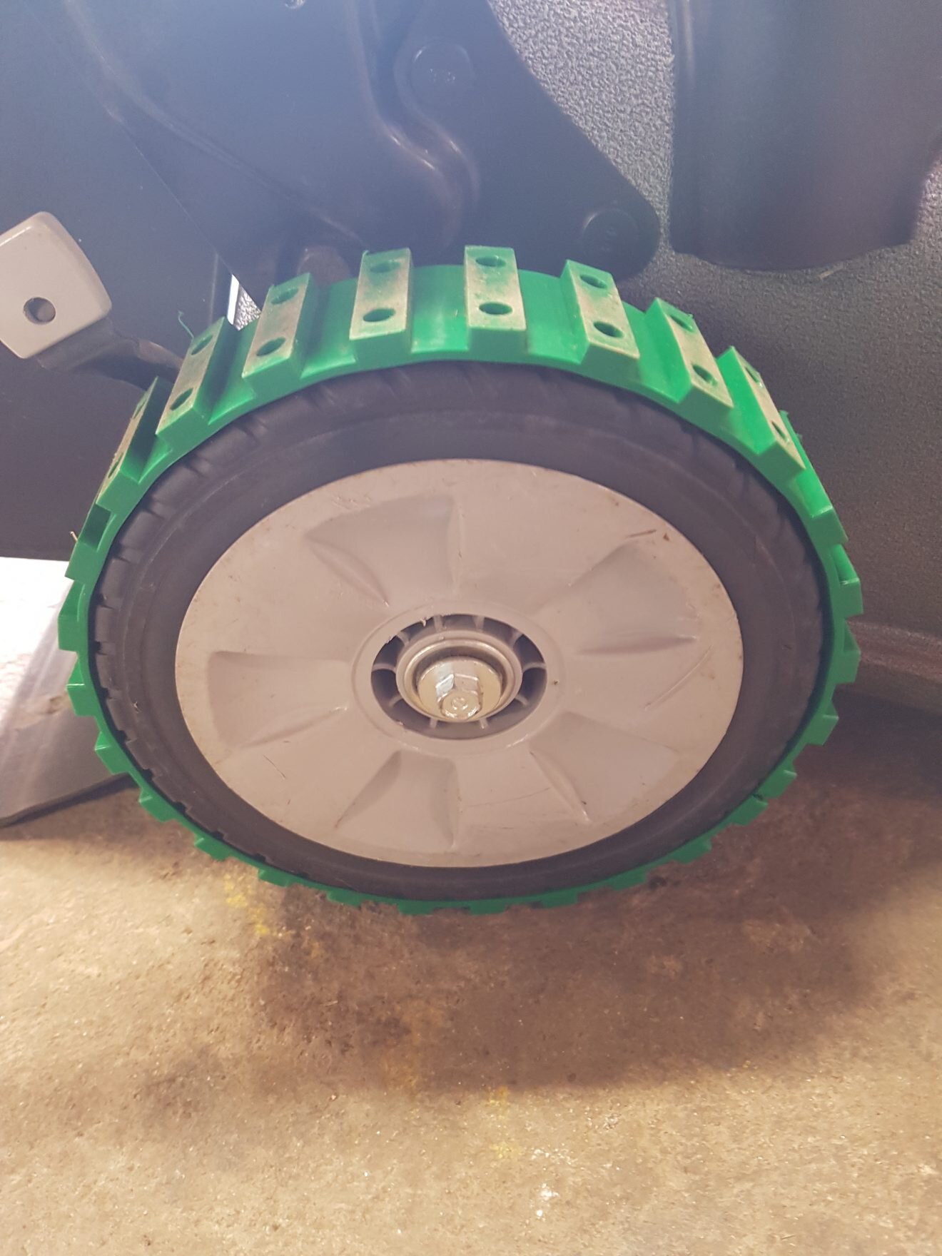 Bandage caoutchouc pour roue de tondeuse - revêtement cranté